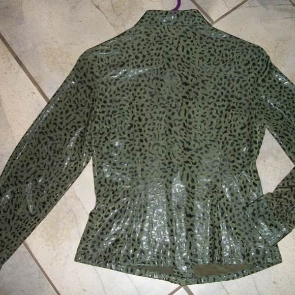 Via Seta | Tops | Via Seta Green Animal Print Long Sleeve Blouse 36 ...